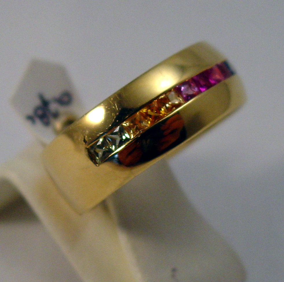 Regenboogring met saffieren